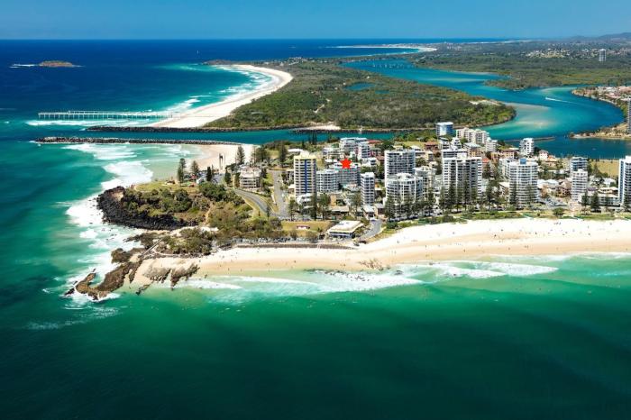 Rainbow Bay - Beach in Coolangatta Gold Coast QLD - SLS Beachsafe